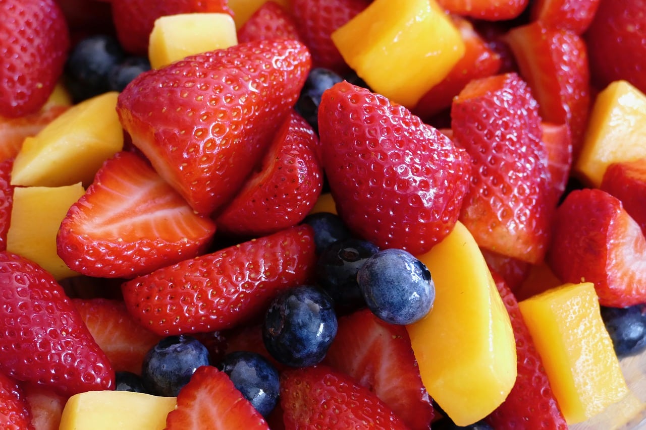 Les fruits à associer avec la fraise pour une explosion de saveurs ! 🍍